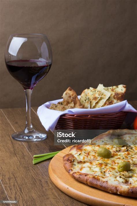 그라탕 로인 피자 모짜렐라 캐나다 등심 크리미 커드 그린 올리브 크로스티니 레드 와인 한 잔 올리브 오일 파슬리와 함께 수평 0명에 대한 스톡 사진 및 기타 이미지 Istock