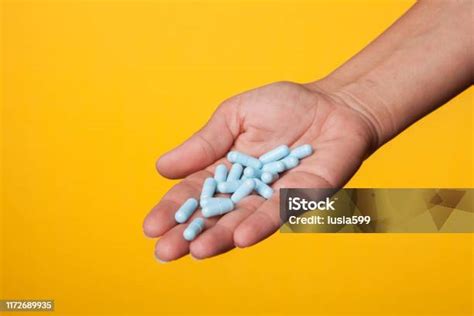 노란 배경에 여자 손에 니비 스키 알 약과 정제 맨 위 보기 플랫 레이 공간을 복사합니다 의학 및 건강 관리 개념 건강관리와 의술에 대한 스톡 사진 및 기타 이미지 Istock