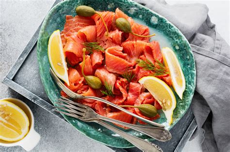 회색 콘크리트 배경에 세라믹 접시에 케이퍼 레몬 딜을 가진 가볍게 소금에 절인 연어 조각 맨 위 보기입니다 자르기에 대한 스톡 사진 및 기타 이미지 Istock