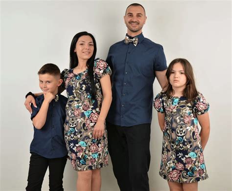 Елегантни Дрехи за Цялото Семейство в Тъмносиньо