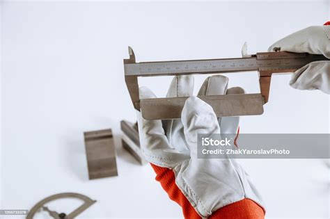 버니어 캘리퍼를 사용하여 흰색 배경에 금속 부품의 정확한 측정 강철에 대한 스톡 사진 및 기타 이미지 강철 건설 산업 검사 보기 Istock