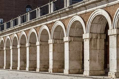 Premium Photo Architectural Detail Alternating Columns Creating Light And Shadow Effect