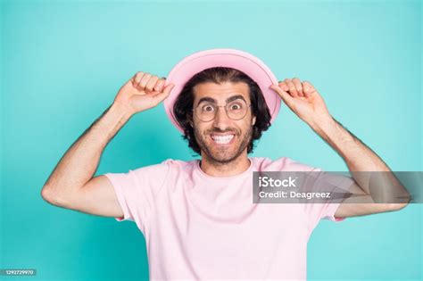 밝은 청록색 배경에 고립된 분홍색 옷을 입은 흰색 이빨로 미소짓는 미친 남자의 사진 초상화 T 셔츠에 대한 스톡 사진 및 기타 이미지 T 셔츠 갈색 머리 긍정적인