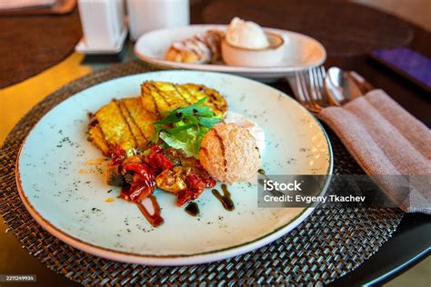 캐러멜 소스를 곁들인 감자 팬케이크와 야채 피스타치오 아이스크림 한 스쿱 0명에 대한 스톡 사진 및 기타 이미지 0명 감자 요리 건강한 생활방식 Istock