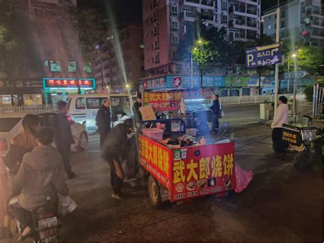 区城市管理综合执法局夜间“亮剑” 整治占道经营乱象