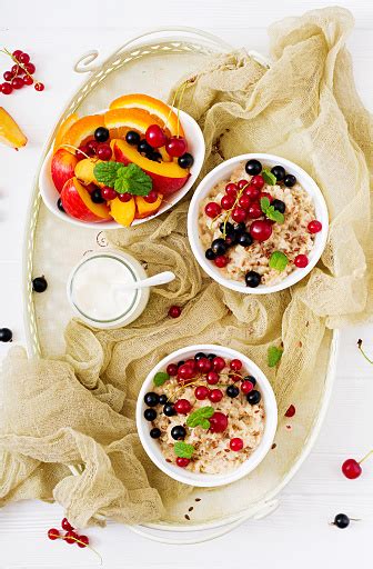 베리와 아마 씨로 맛있고 건강 한 오트밀 죽 건강 한 아침 식사입니다 피트 니스 음식입니다 적절 한 영양입니다 플랫이 하다 상위 뷰 0명에 대한 스톡 사진 및 기타 이미지