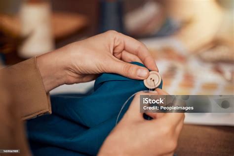 Womab 디자이너 의류 패션 의류 및 창의적인 패브릭 디자인을위한 스튜디오의 손 및 바느질 옷 버튼 재단사 부티크 스타트업 및