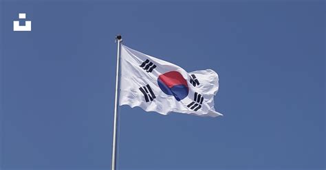 낮에는 푸른 하늘 아래 기둥에 흰색 빨간색과 파란색 깃발이 있습니다 사진 Unsplash의 무료 미국 국기 이미지