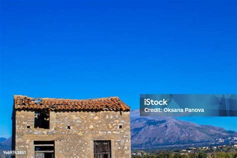 이탈리아 남부 칼라브리아에 있는 작은 오두막 산을 배경으로 한 오래된 분위기의 집 화창한 날 여름에는 푸른 잔디로 덮인 꽃이 있는 초원 0명에 대한 스톡 사진 및 기타