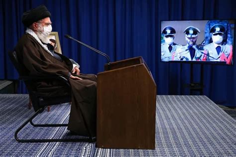 اولین عکس از ارتباط تصویری رهبر انقلاب با مراسم دانش‌آموختگی دانشجویان دانشگاه های افسری خبرآنلاین