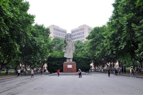 致敬 树立毛主席雕像的35所大学 湘潭有一所