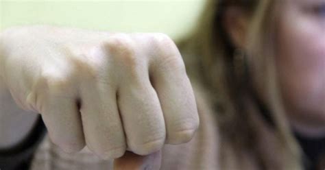 В Молдове девушку посадили в тюрьму за систематическое избиение матери Пожилая женщина до