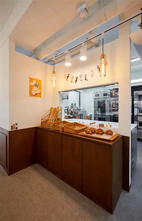 체리우드 컬러로 단정한 내부 14평 베이커리 인테리어 서초구 방배동