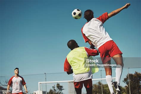 스포츠 게임 피트니스 축구 점프 및 운동 선수 놀이 운동 운동 또는 신체 건강을위한 훈련을위한 경쟁 라이벌 팀 및 거리 축구는 연습 웰빙 및 심장 강화 운동과 모형 푸른