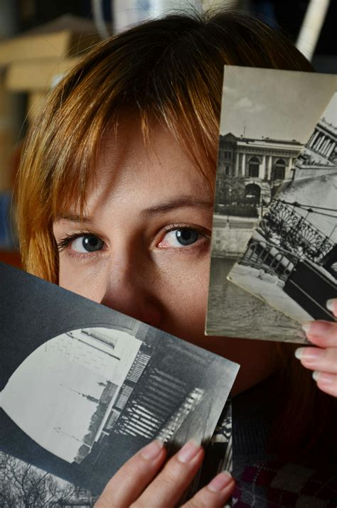 그레이 스케일 사진 나무 표면 봉투 블랙 앤 화이트 빈티지 사진 오래된 사진들 오래된 편지 인쇄 추억 편지 플랫레이에 관한 무료 스톡 사진