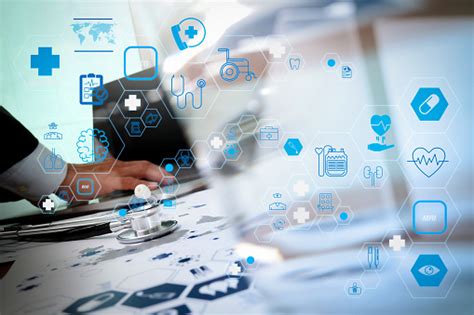 의료 작업 영역 사무실과 개념으로 서 의료 네트워크 미디어 다이어그램에 랩톱 컴퓨터를 사용 하는 의사 건강관리와 의술에 대한 스톡 사진 및 기타 이미지 Istock