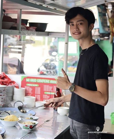 Penjual Bakso Di Bandung Ini Mendadak Viral Di Media Sosial Pasalnya