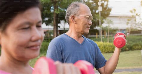 행복한 아시아 노인 커플은 함께 야외에서 덤벨을 들어 올리며 운동합니다 사진 Unsplash의 기쁨 이미지