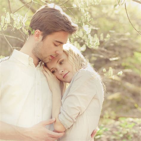 Фото Влюбленная пара брюнет и блондинка девушка положила голову на плечо парню