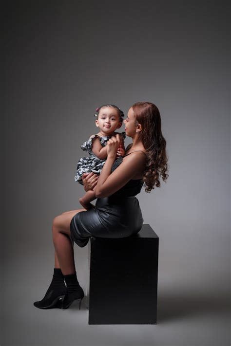 가족 가죽 드레스 감정적인 검정 드레스 고요한 귀여운 기쁨 다정함 돌보다 모녀 모성 부모 부츠 사랑