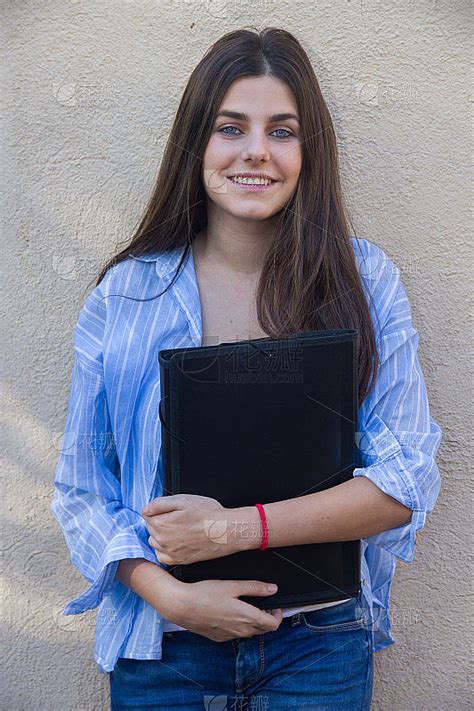 一个拿着文件夹的金发企业家。