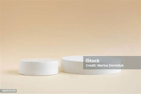 3d 화장품 프리젠 테이션 연단 추상 적 최소한의 기하학적 형태입니다 실린더 스톤 구두 형태의 그림자 제품을 표시하는 장면 쇼케이스 디스플레이 케이스 트렌디 한 햇빛 전면