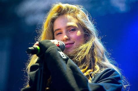 Pin On Clairo Indie Singers Singer Pretty People