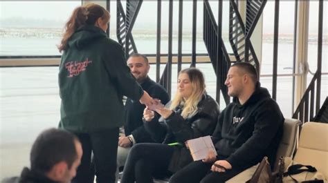 პალიტრა L ის მოულოდნელი სიურპრიზი ქუთაისის აეროპორტის მგზავრებს იხილეთ ემოციური კადრები