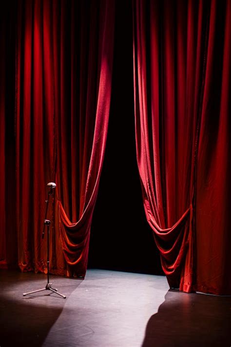 붉은 커튼이 있는 희미한 조명의 극장 무대 · 무료 스톡 사진
