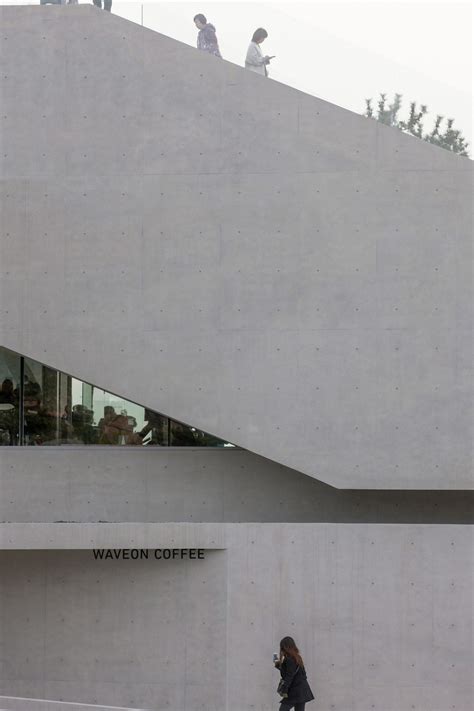 stacked concrete blocks and roof deck give diners sea views at south