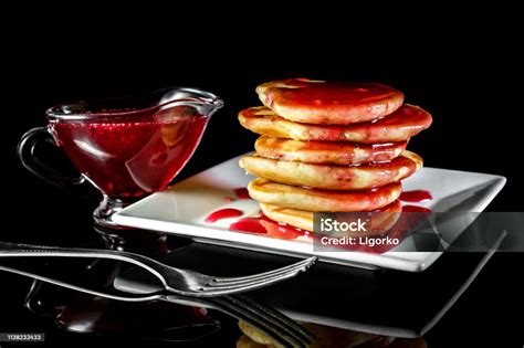 팬케이크와 접시 잼 및 검은 반사 배경에 포크와 함께 그레이와 보트 배경 주제에 대한 스톡 사진 및 기타 이미지 배경 주제