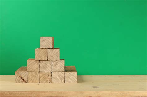 녹색 벽 배경 비즈니스 성장 및 팀워크 개념 리더십 기호에 그래픽없이 피라미드의 형태로 쌓여 나무 큐브 0명에 대한 스톡 사진 및 기타 이미지 Istock