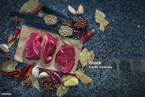 원시 고기입니다 로즈마리와 향신료와 함께 보드 절단에는 원시 쇠고기 스테이크 검은색에 대한 스톡 사진 및 기타 이미지 검은색