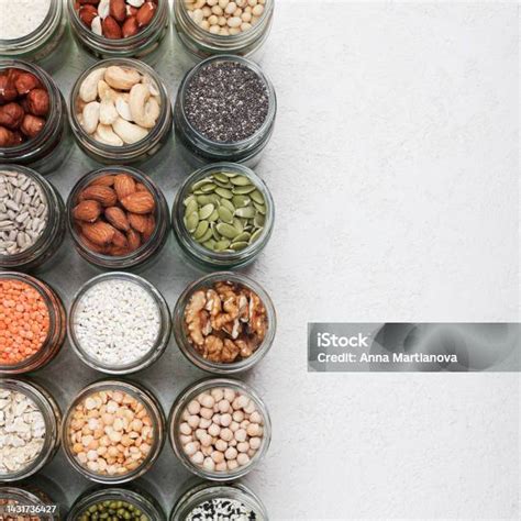 비건 단백질 공급원 건강한 채식 음식의 구색 씨앗 견과류 완두콩 쌀 오트밀 흰색 배경 광장에 렌즈콩의 상위 뷰 개념에 대한 스톡 사진 및 기타 이미지 Istock