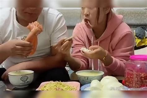 老公长得太胖了，看见桌子上的肉控制不住的想吃，结果被老婆教训