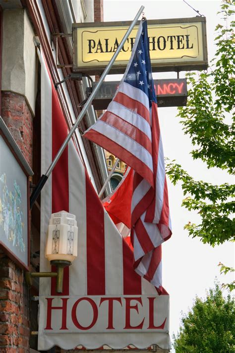 간판 거리 거리 사진 건물 건축 공공 장소 공석표지판 관광 국가 상징 기록한 것 깃대 깃발 깃발 표시 나무 낮 니콘 D7200 도시 풍경 도시