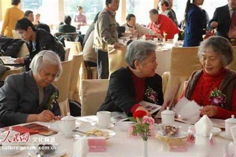 张玉凤江青扣手合照 与丈夫和儿女合影无忧资讯