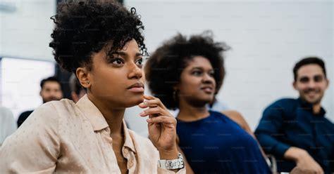 사무실 회의에서 동료에게 연설하는 것을 듣고 있는 창의적인 사업가 그룹 비즈니스 및 브레인스토밍 개념 사진 Unsplash의 종업원 이미지