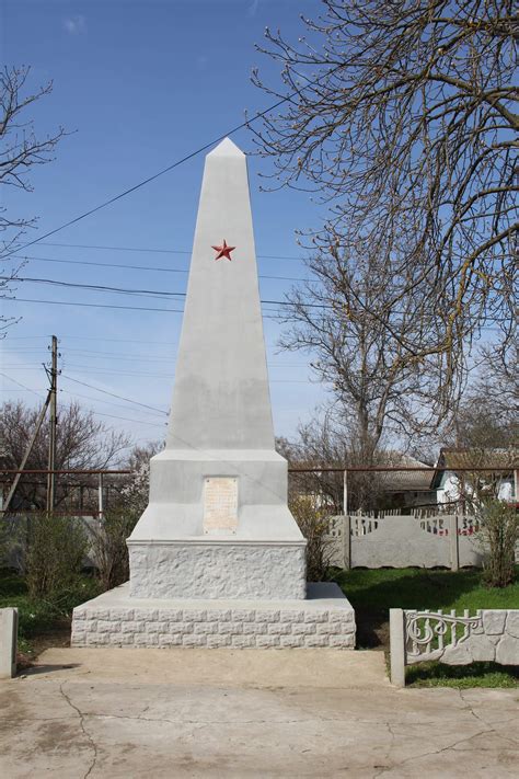 Памятный знак в честь воинов односельчан погибших в годы Великой Отечественной войны Новоэстония