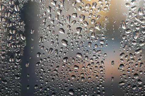 밝은 색조 배경에 물 방울의 클로즈업 창 유리 표면 또는 그런지에 거품이있는 추상적 인 검은 젖은 질감 0명에 대한 스톡 사진 및 기타 이미지 Istock