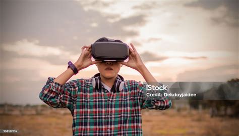 아름 다운 하늘 자연과 기술 개념에 가상 현실 헤드셋 현실 입고 타탄 셔츠 남자 게이머에 대한 스톡 사진 및 기타 이미지