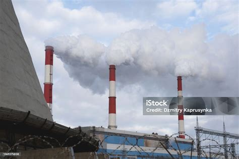 화력 발전소 및 기타 기술 건물의 배경에 연기가 나는 굴뚝 세 개 아랍에미리트 연합에 대한 스톡 사진 및 기타 이미지 아랍에미리트 연합 0명 공장 산업 건물 Istock