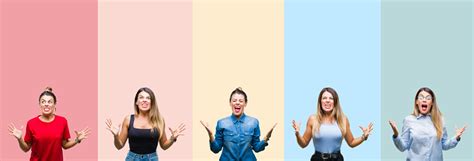 다채로운 줄무늬에 아름 다운 젊은 여자의 콜라주 고립 배경 미친 미친 소리 하 고 적극적인 식와 팔 제기 함 좌절 개념입니다 갈색 머리에 대한 스톡 사진 및 기타 이미지