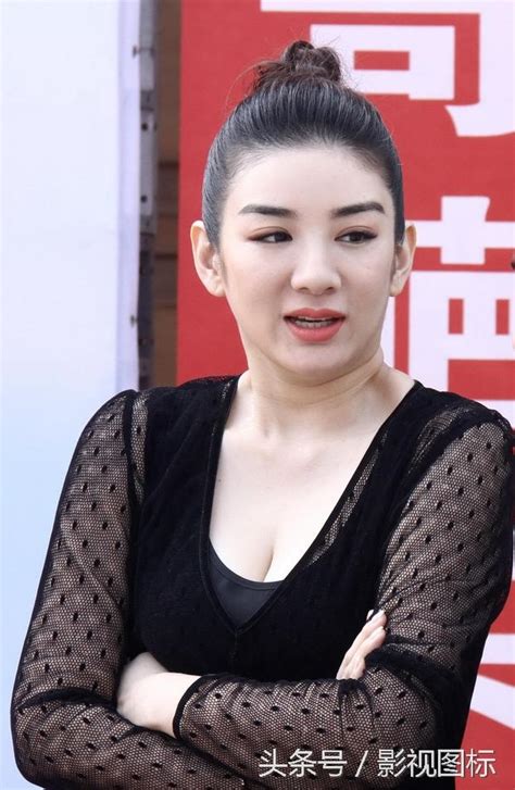 黃奕出家變道姑 深溝依舊魅惑人 每日頭條