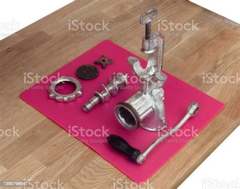 나무 부엌 꼭대기에 오래된 복고풍 수동 고기 분쇄기를 해체했습니다 개체 그룹에 대한 스톡 사진 및 기타 이미지 개체 그룹 고기 고기 분쇄기 Istock