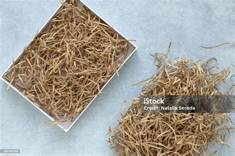 회색 배경에 장식 파쇄 종이로 채워진 에코 선물에 대한 빈 선물 상자 모형 0명에 대한 스톡 사진 및 기타 이미지 0명 갈기갈기 찢어진 갈색 Istock