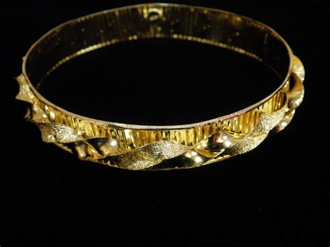 Златна твърда гривна с гравирано жълто златоолекотена Златна твърда