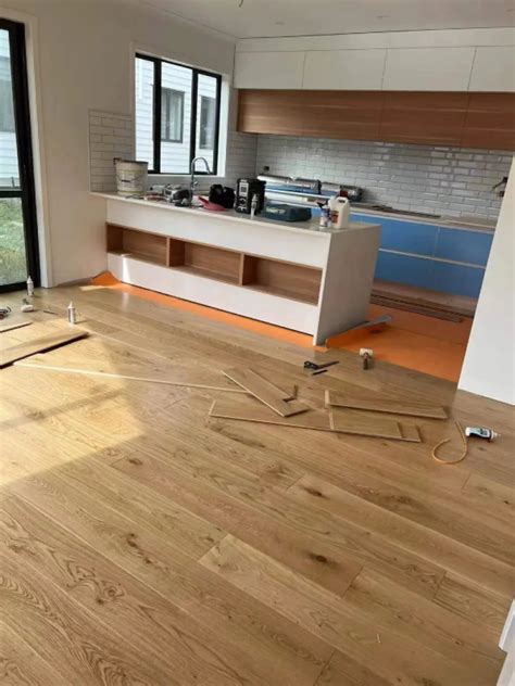 室内地板用什么材质的好8种室内地面铺装材料优缺点 石晶地板品牌小蓝鲸石晶