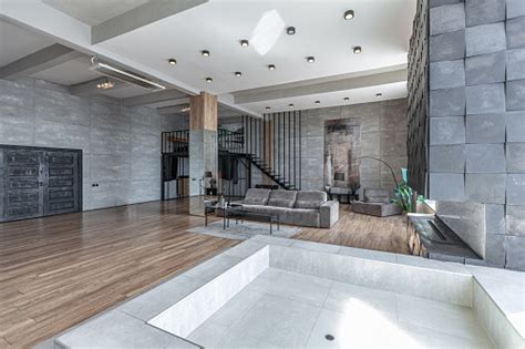 낮에는 사람이 없는 2층 아파트의 세련되고 미니멀하고 절제된 현대적인 인테리어로 그레이 톤의 로프트 스타일 0명에 대한 스톡 사진 및 기타 이미지 Istock