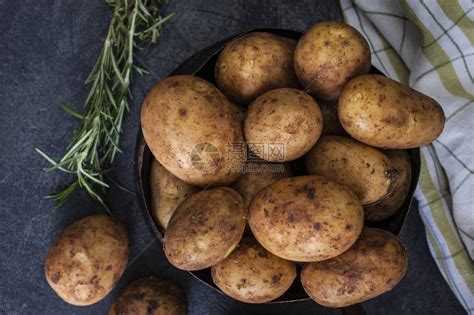 深色背景中新土豆的特写高清图片下载 正版图片505237783 摄图网 深色背景中新土豆的特写高清图片下载 正版图片505237783 摄图网